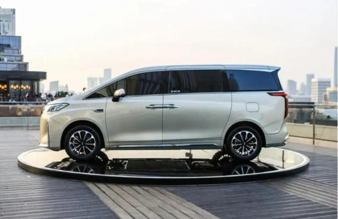 腾势D9 DM-i迎来新对手 三款混动MPV亮相 雷克萨斯LM领衔